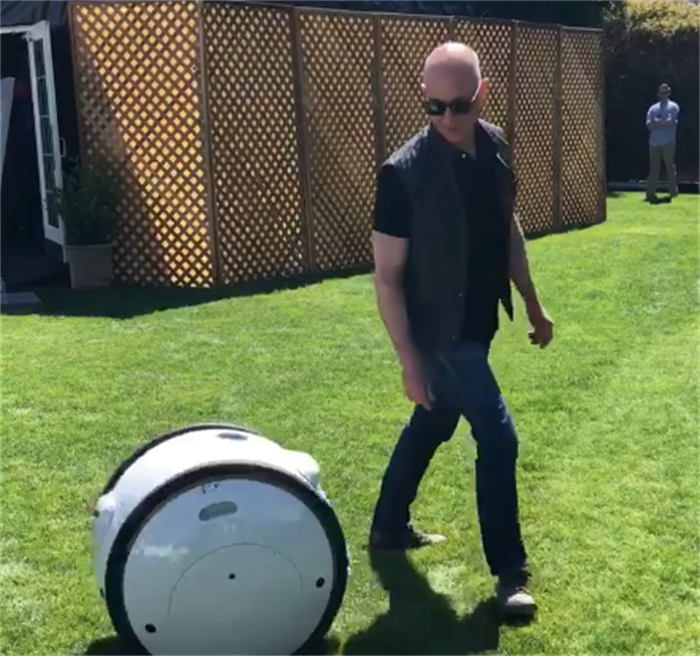 Il Ceo di Amazon Jeff Bezos a passeggio con Gita: il robot di Piaggio ...