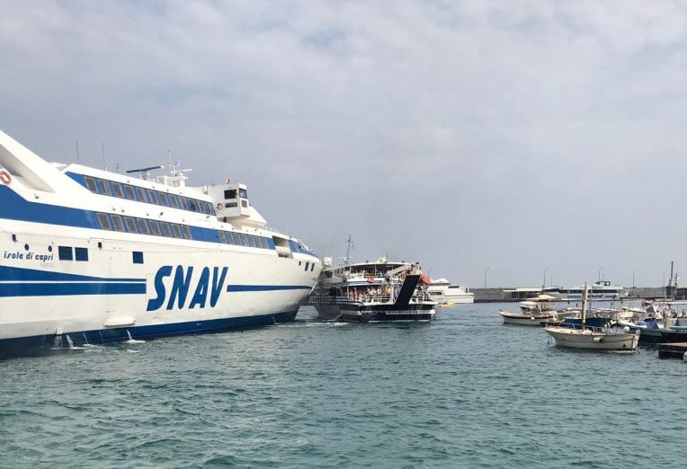 Porto di Capri, collisione fra aliscafo e traghetto: non ci sono feriti Porto di Capri, collisione fra aliscafo e traghetto: non ci sono feriti