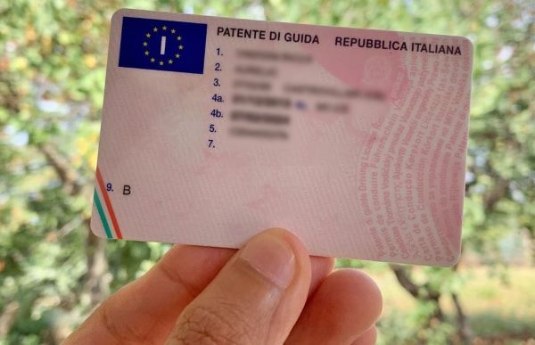 Patente, revisione, bollo auto, carta d’identità e passaporto: scadenze ...