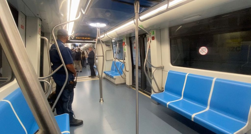 ANM, metro: da oggi a Napoli in esercizio il primo nuovo treno sulla ...