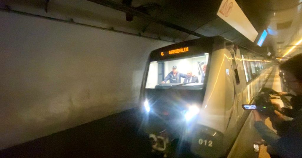 ANM, metro: da oggi a Napoli in esercizio il primo nuovo treno sulla ...