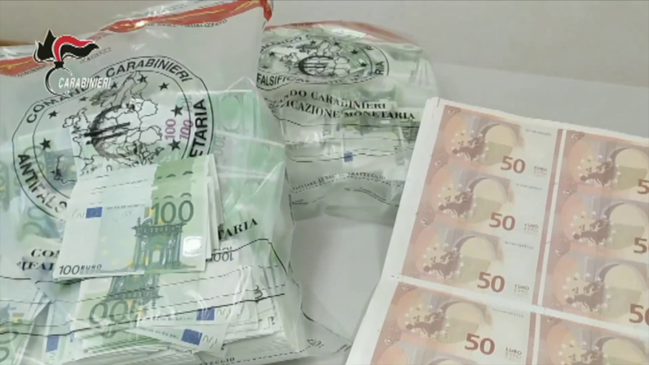Banconote false, sgominata banda a Napoli: 19 arresti