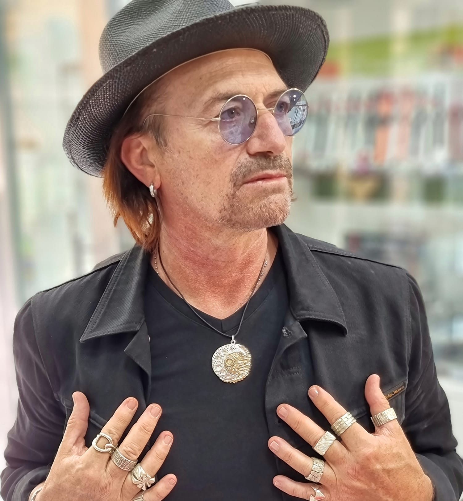 Bono Vox a piazza Orefici per indossare il Vesuvio al dito