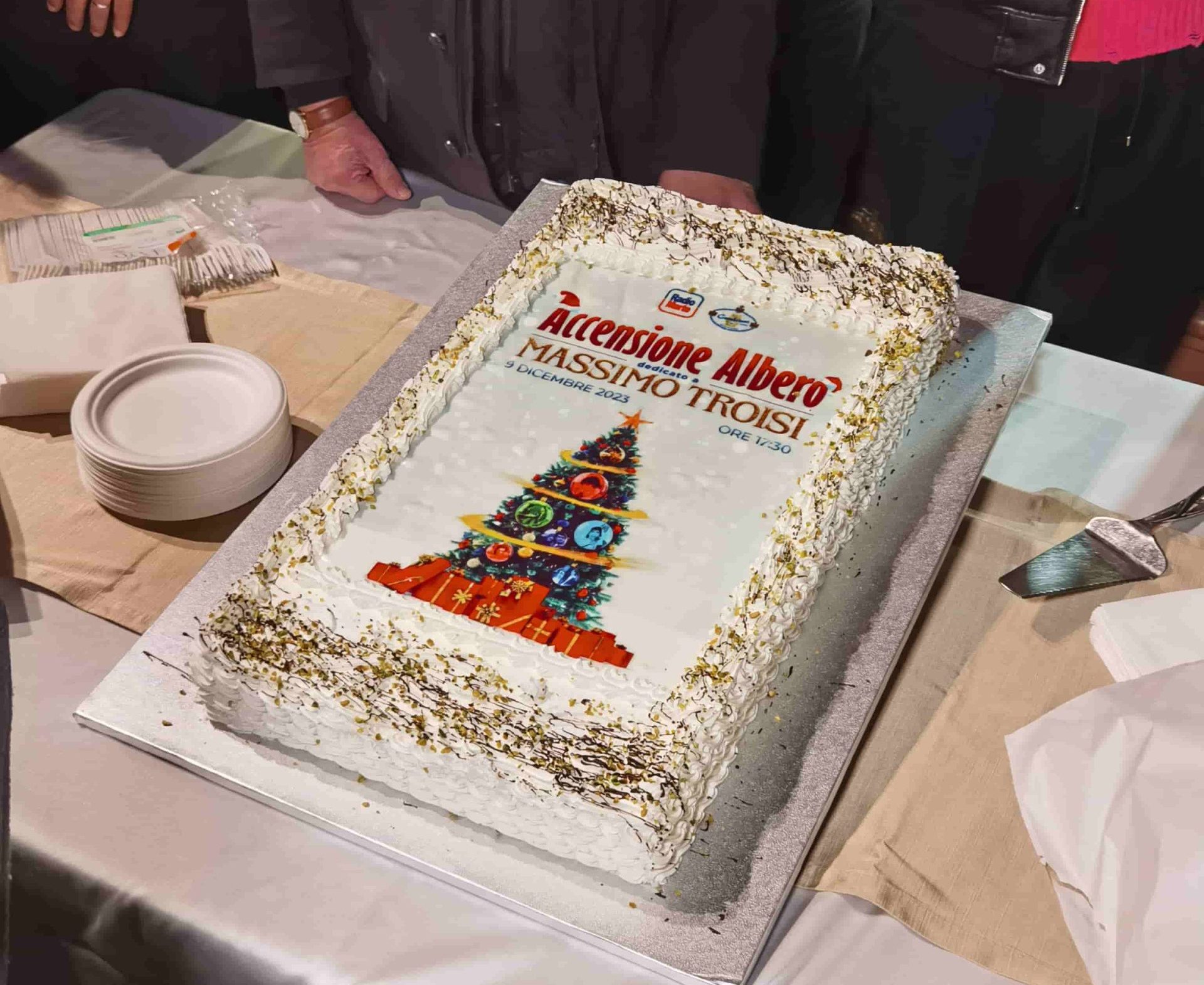 Al Gran Caffè Gambrinus l’albero di Natale ideato da Gianni Simioli e dedicato a Massimo Troisi