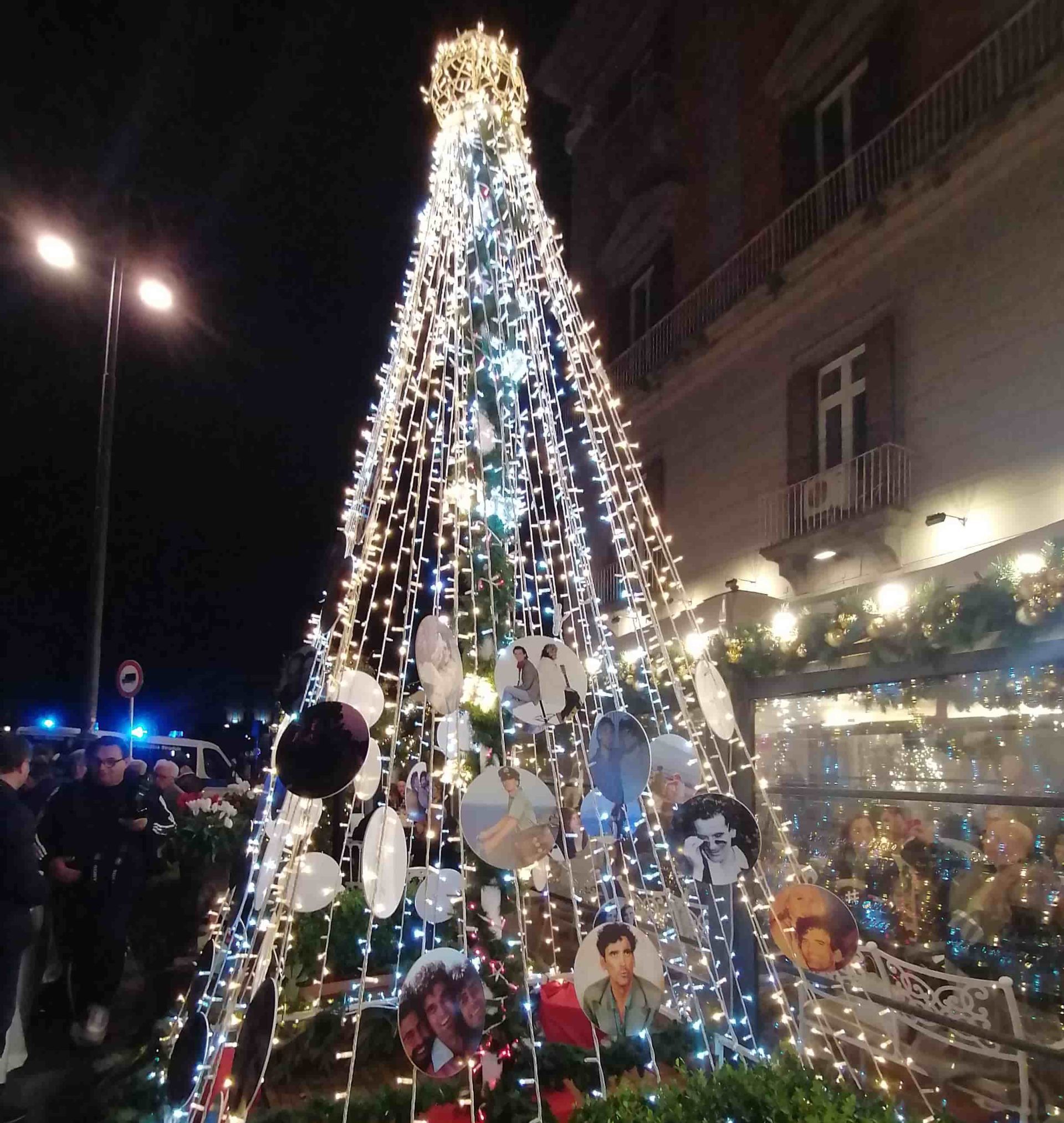 Al Gran Caffè Gambrinus l’albero di Natale ideato da Gianni Simioli e dedicato a Massimo Troisi