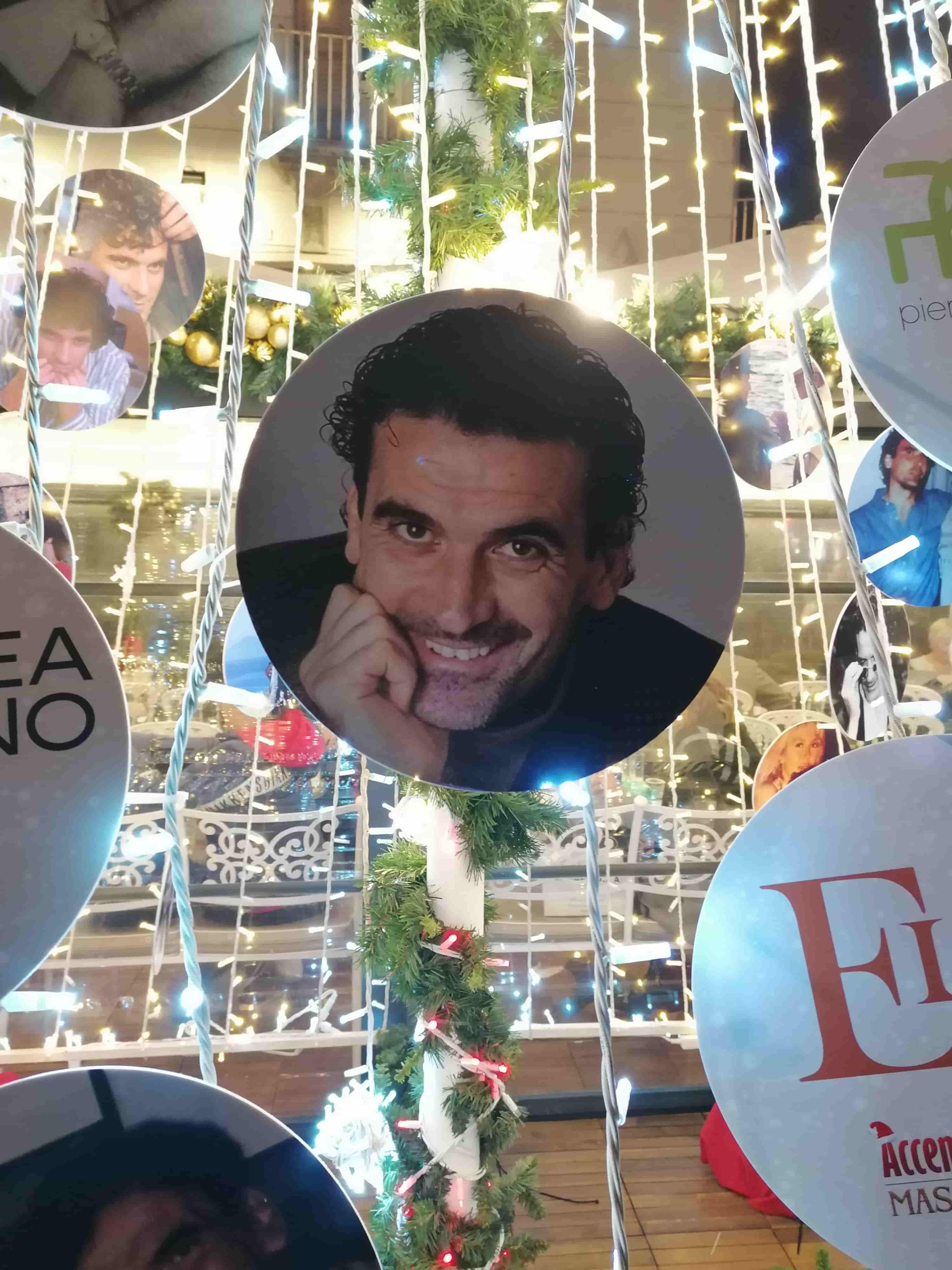 Al Gran Caffè Gambrinus l’albero di Natale ideato da Gianni Simioli e dedicato a Massimo Troisi