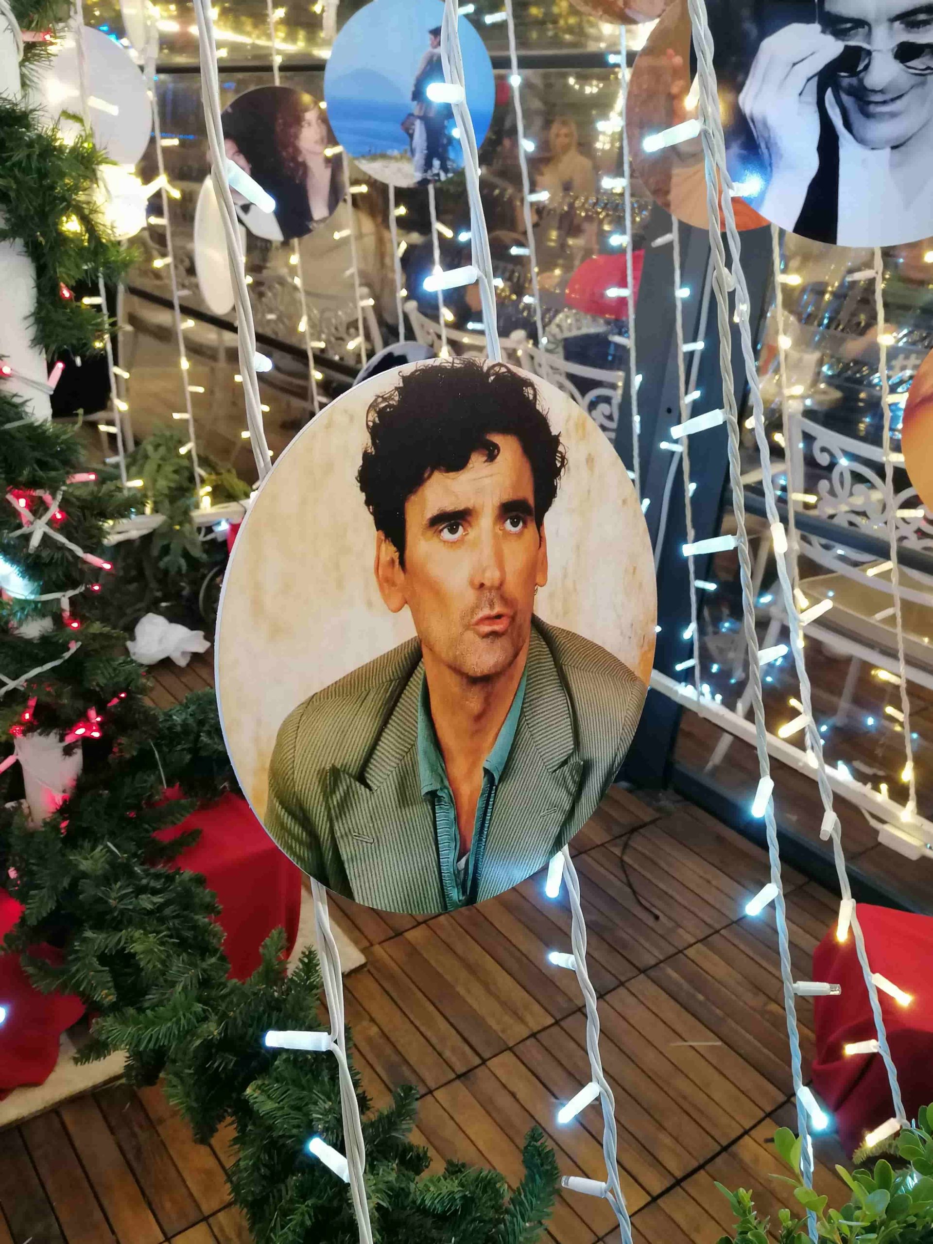 Al Gran Caffè Gambrinus l’albero di Natale ideato da Gianni Simioli e dedicato a Massimo Troisi